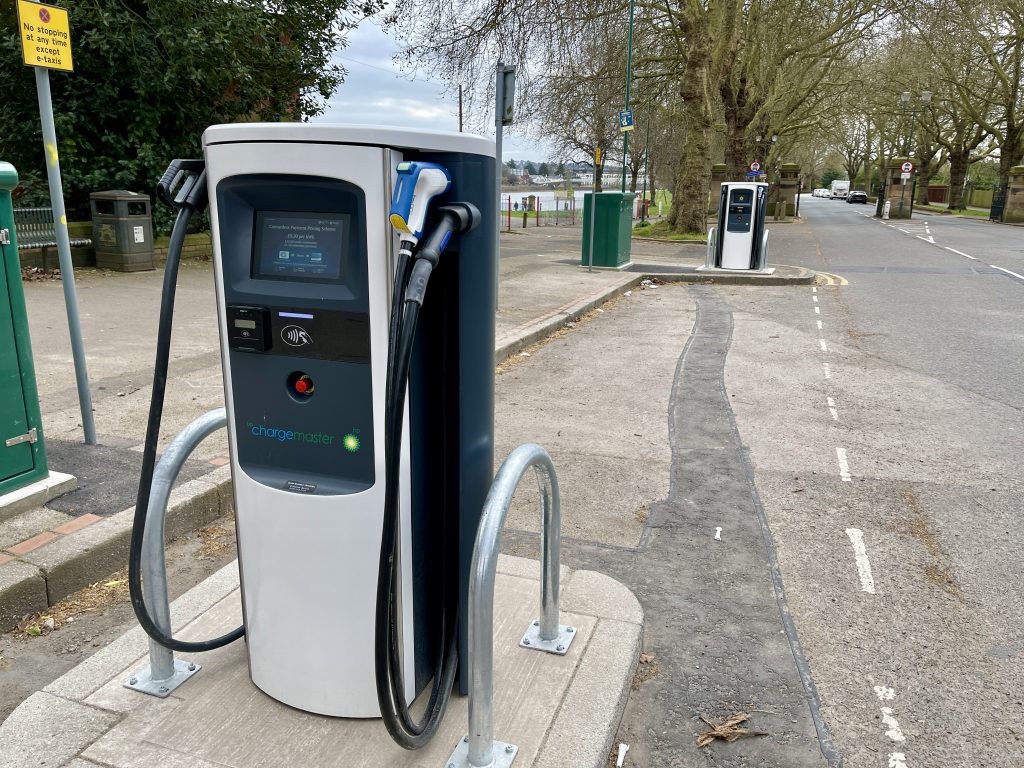 Electric vehicle charging points installed on Victoria Embankment ...
