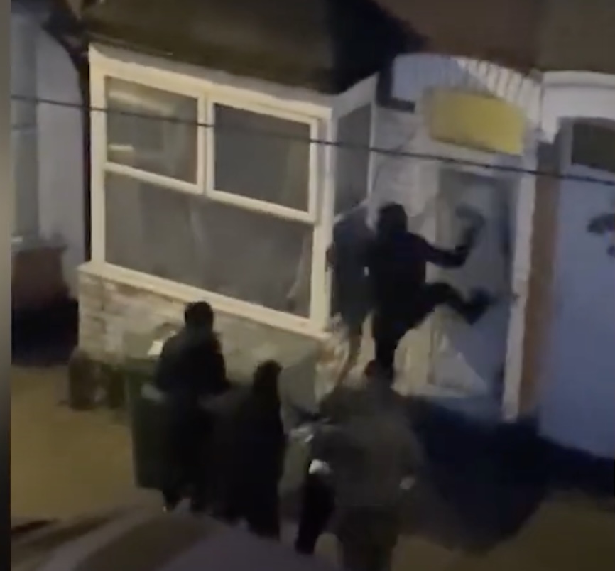 Shocking footage shows gang smashing way into a Nottingham city house ...