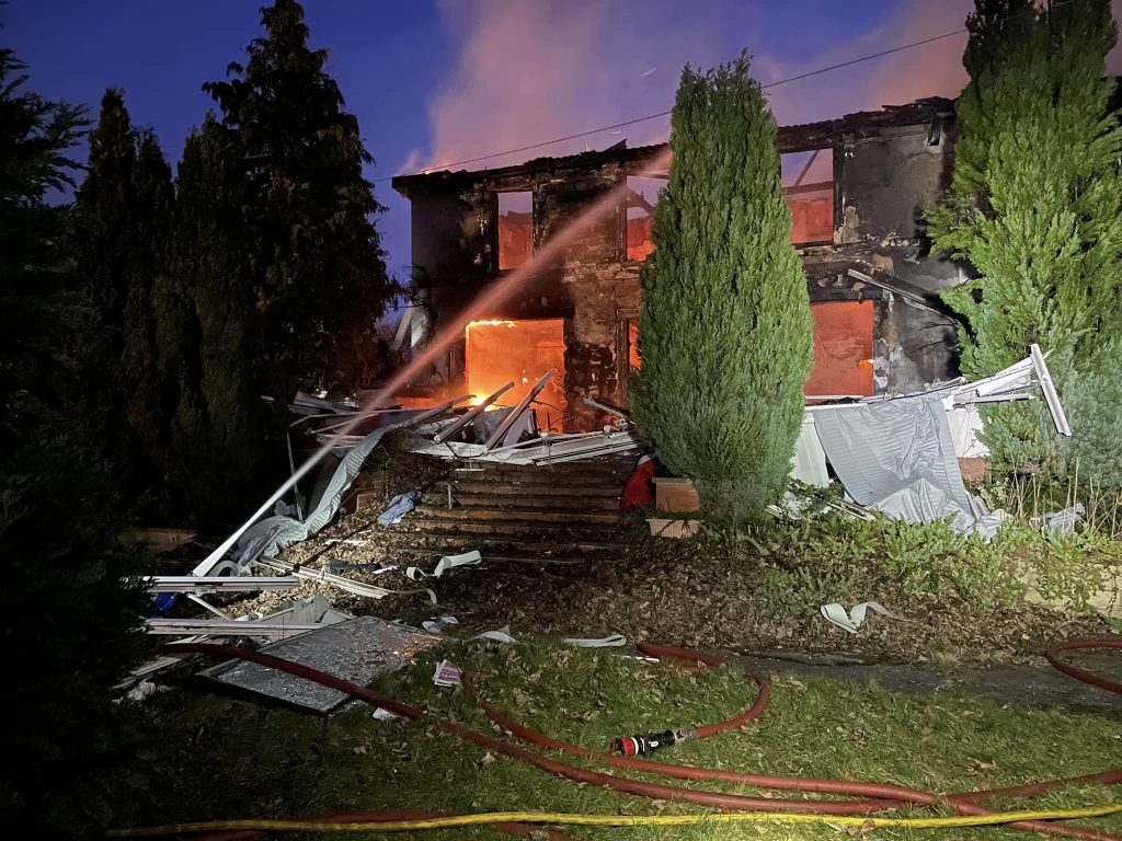 Nine fire crews in attendance at Nottinghamshire building fire | West ...