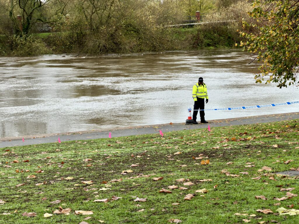 Car spotted in the River Trent in West Bridgford - urgent police appeal ...