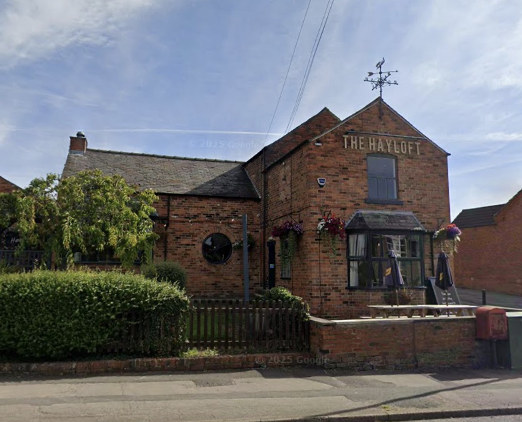 Police share four images after man and woman assaulted in Giltbrook pub ...